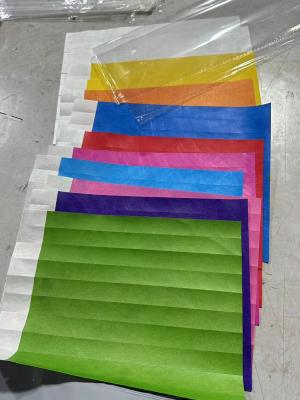 中国 イベント カスタム タイベック ブレスレット バーコード 番号 防水 プール パーティー 識別 入場 入場 紙の腕帯 販売のため