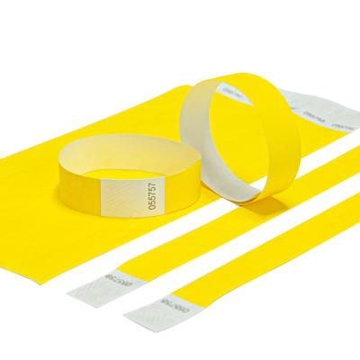 Cina Fabrica Logo personalizzato Numerazione sequenziale Tyvek Braccialetti Piscine impermeabile a colori Stampa tyvek Braccialetto Braccialetto in vendita