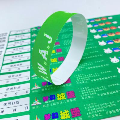 中国 カスタムVIP紙 防水タイベック素材の配列番号のブレスレット 販売のため