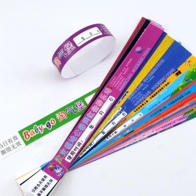 中国 ティベック紙で作られた 祭りのイベントのためのカスタムVIP 順番番号のブレスレット 販売のため