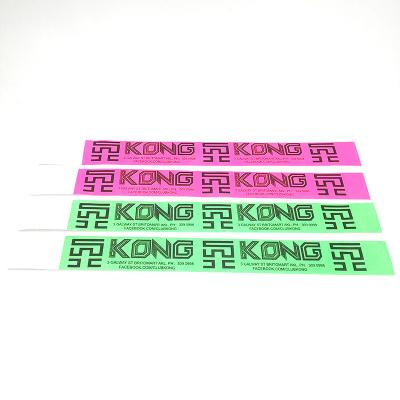 中国 Snap Closure Tyvek Paper Wristbands Custom Logo Printing for Event Identification and Branding 販売のため