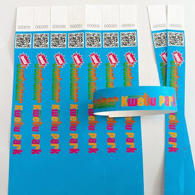 中国 Snap Closure Tyvek Paper Wristbands Custom Logo Printing for Event Identification and Branding 販売のため
