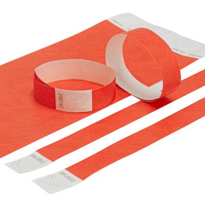 中国 Snap Closure Tyvek Paper Wristbands Custom Logo Printing for Event Identification and Branding 販売のため