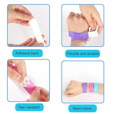 中国 Adjustable Tyvek Custom Festival Bracelet Waterproof VIP Entry Admission Paper Band Wristband 販売のため
