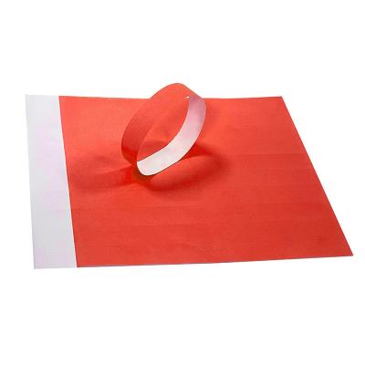 中国 Waterproof Custom Tyvek Paper Wristbands Full Color Printing for Event Management 販売のため