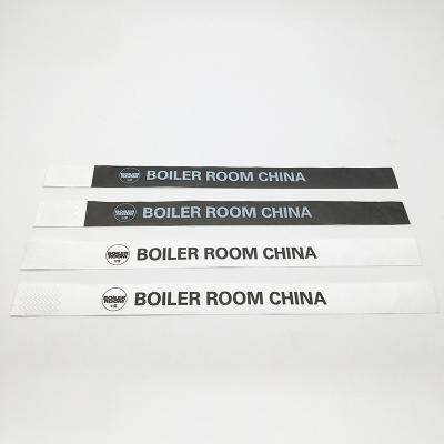 中国 Waterproof Custom Tyvek Paper Wristbands Full Color Printing for Event Management 販売のため