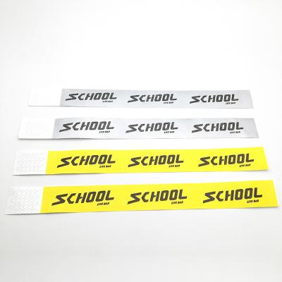 中国 Waterproof Custom Tyvek Paper Wristbands Full Color Printing for Event Management 販売のため
