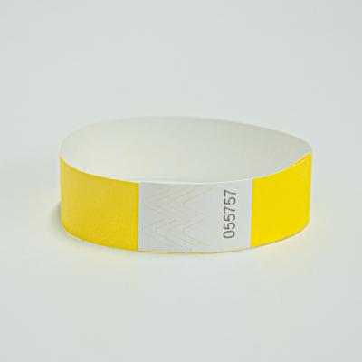 中国 Waterproof Custom Tyvek Paper Wristbands Full Color Printing for Event Management 販売のため