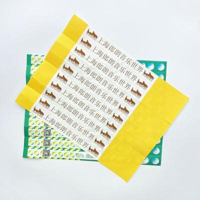 中国 色とりどりのフルカラープリント ブレスレット カスタムロゴプリント ネオンとスナップ 閉じる 販売のため