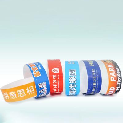 中国 パーソナライズ可能な Tyvek 紙の腕帯 耐久性があり 防水性があり イベントパーティミーティング 販売のため