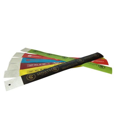 中国 パーソナライズ可能な Tyvek 紙の腕帯 耐久性があり 防水性があり イベントパーティミーティング 販売のため