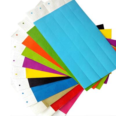 中国 パーソナライズ可能な Tyvek 紙の腕帯 耐久性があり 防水性があり イベントパーティミーティング 販売のため