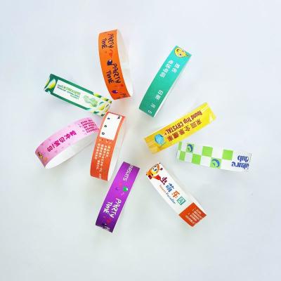 中国 シリアル番号のタイベック紙の腕帯 イベント VIPパーティーミーティングとアクセス制御のための理想的な 販売のため