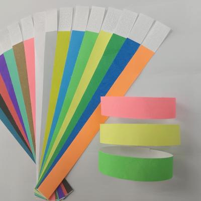 中国 スナップ 閉じる 異なる色でイベントエントリーとアクセスのためのTyvek腕帯 販売のため