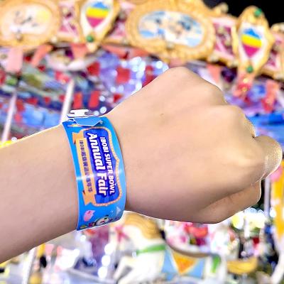 中国 2025 防水 オーダーメイド フルカラー ロゴ イベント用 プラスチック ブレスレット 販売のため