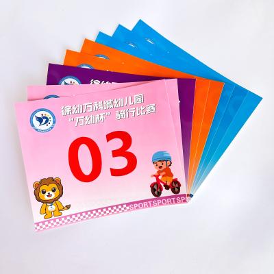 中国 耐久レースのための白赤青またはカスタマイズされた色で長方形のレースビブ番号 販売のため