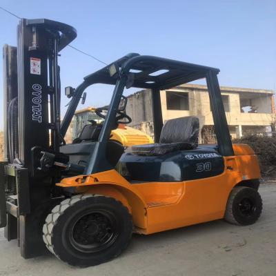 China Diesel Tuel Toyota Gebruikte Vorklift 3 Ton 3 Mast Met Zijdelingse Verschakeling Te koop