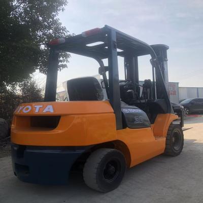 China Diesel Tuel Toyota Gebruikte Vorklift 3 Ton 3 Mast Met Zijdelingse Verschakeling Te koop