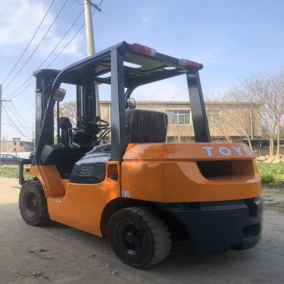 China Diesel Tuel Toyota Gebruikte Vorklift 3 Ton 3 Mast Met Zijdelingse Verschakeling Te koop
