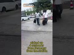 Mecânicos profissionais inspecionam o veículo no local e assinam o pedido com satisfação