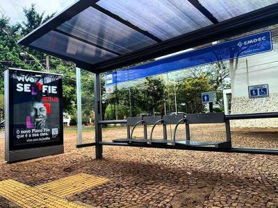 Китай Яркость a Signage 2500nits объявлений цифров высококачественного 55 дюйма на открытом воздухе для автобусной остановки продается