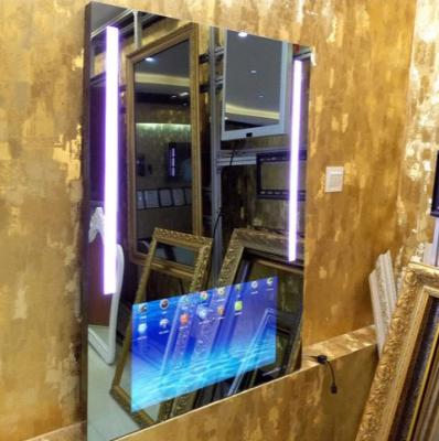 Cina Schermo LCD dello specchio del sensore automatico astuto decorativo dell'interno fissato al muro dell'esposizione per la toilette in vendita