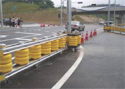 China De Rolling Barrière van EVA Roller System Guardrail Crash van de Verkeersveiligheidsoprijlaan Te koop