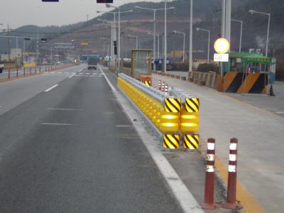 China Barreira do rolo de estrada do corrimão de Eva Buckets Rolling Anti Crash da segurança de tráfego à venda