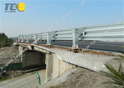 China Gegalvaniseerde stalen barrière Vervaardiger W Beam Guardrail voor de veiligheid van de snelweg Te koop