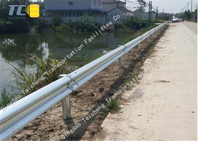 China Gegalvaniseerde stalen barrière Vervaardiger W Beam Guardrail voor de veiligheid van de snelweg Te koop