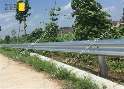 China Gegalvaniseerde stalen barrière Vervaardiger W Beam Guardrail voor de veiligheid van de snelweg Te koop