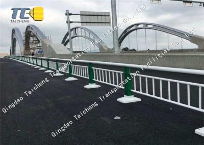 Cina Porta esterna chiusa con bullone Acciaio connesso Fence bianca di plastica Autostrada municipale costruzione galvanizzata in vendita