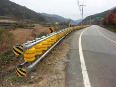 Cina 10 anni di vita HDG Highway Roller Barrier per la costruzione di autostrade in vendita