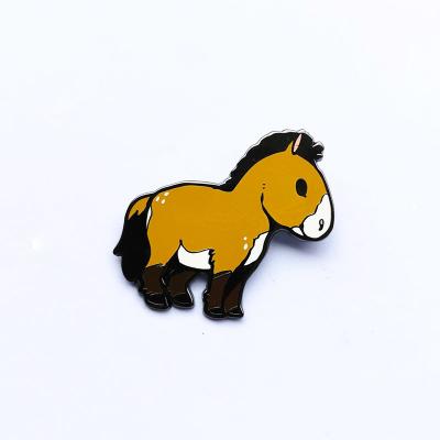 Un lindo caballo de metal con pines de esmalte duro y abrazaderas de goma negra.
