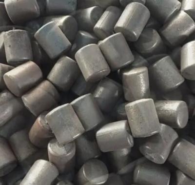China Fabricante de bolas de aço de moagem profissional resistentes ao desgaste Bolas fundidas de liga de baixo cromo para moagem de bolas à venda