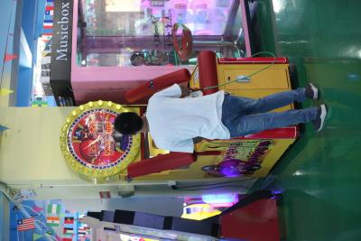 Cina Trasforma la tua sala giochi con la macchina da pugilato e divertimento a moneta di Colorful Park in vendita