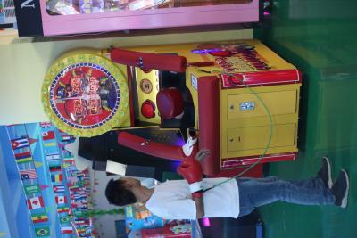 Cina Trasforma la tua sala giochi con la macchina da pugilato e divertimento a moneta di Colorful Park in vendita