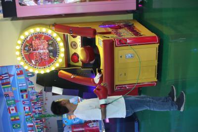 Cina Trasforma la tua sala giochi con la macchina da pugilato e divertimento a moneta di Colorful Park in vendita