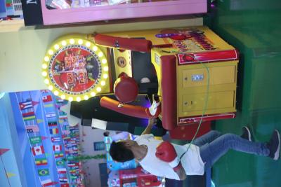 Cina Trasforma la tua sala giochi con la macchina da pugilato e divertimento a moneta di Colorful Park in vendita
