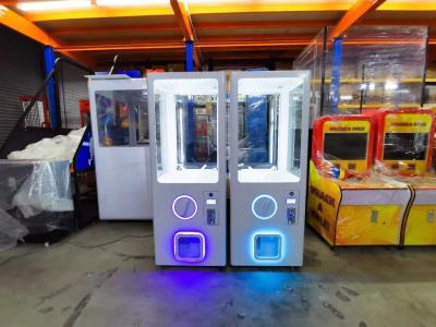 Cina Grande distributore di capsule per bambini di 3 anni e palle di giocattoli in un parco colorato in vendita