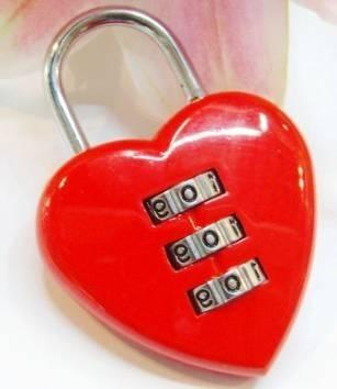 China cerradura de combinación roja del viaje de la forma del corazón para los regalos de boda en venta