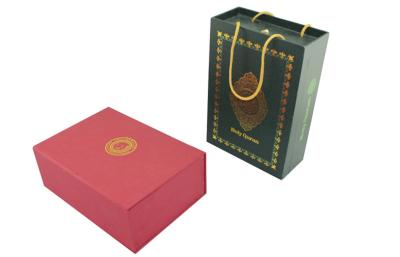 China Gold stamping luxurious wine  recycled cardboard gift boxes with rope handle for sale