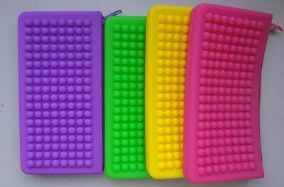 China Metal Shelf Soft Watershedding Pochi Silicone Cosmetic Bags With Purple for sale