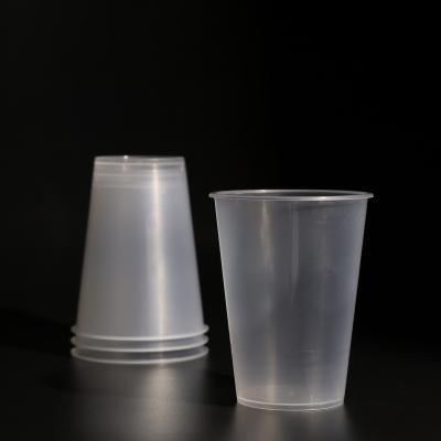 Cina 14oz Coppa rotonda in PP con coperchio piatto per caffè e succo freddo in vendita
