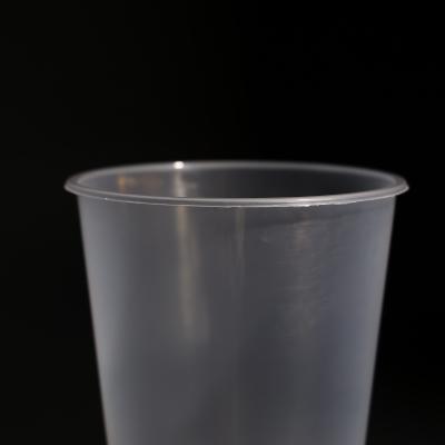 Cina 14oz Coppa rotonda in PP con coperchio piatto per caffè e succo freddo in vendita