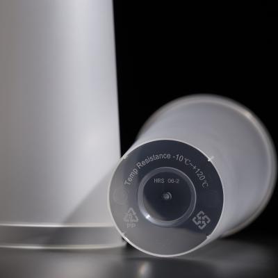 China 24OZ Plastik-PP-Tasse mit Deckel mit individuellem Logo für Saft und Getränke zu verkaufen