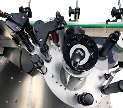 Cina Etichettatrice automatica da tavolo multinazionale per la bottiglia quadrata in vendita