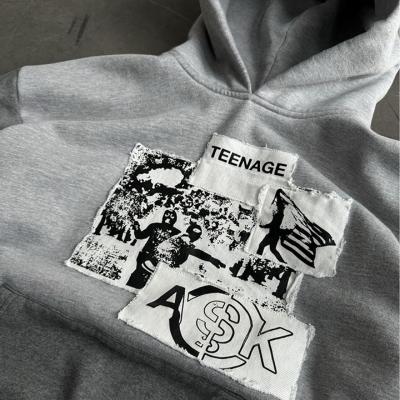 Cina Pullover grigio maschile con felpa con ricamo a patchwork e manica a waffle a doppio strato in vendita