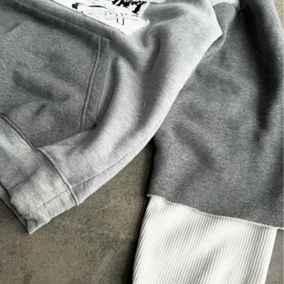 Cina Pullover grigio maschile con felpa con ricamo a patchwork e manica a waffle a doppio strato in vendita