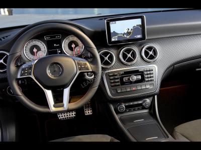 Chine Une option de radar de stationnement d'interface multimédia Mercedes Benz de classe avec des podcasts à vendre